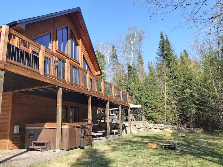 Chaleureux Chalet En Bois Rond Avec Spa - Laurentides