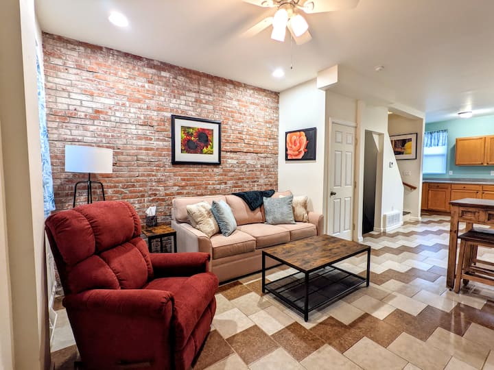 1 Block From Butler St ★ Patio ★ Dog Friendly! - Pittsburgh