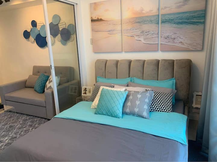 Azure Bahamas Tower 1br Condo Queen Bed Wave Pool - Muntinlupa