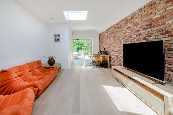 Beautiful Surrey Hills Getaway With Stone Firepit - 多爾金