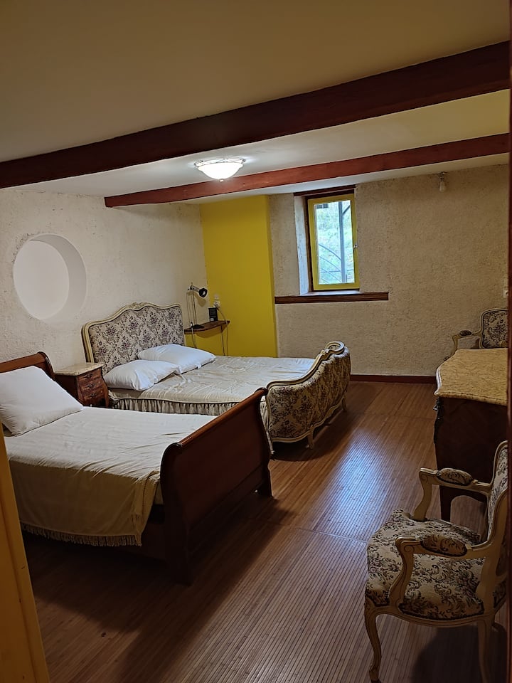 Atypique Demeure Dans Un Décor Idyllique - La Clayette