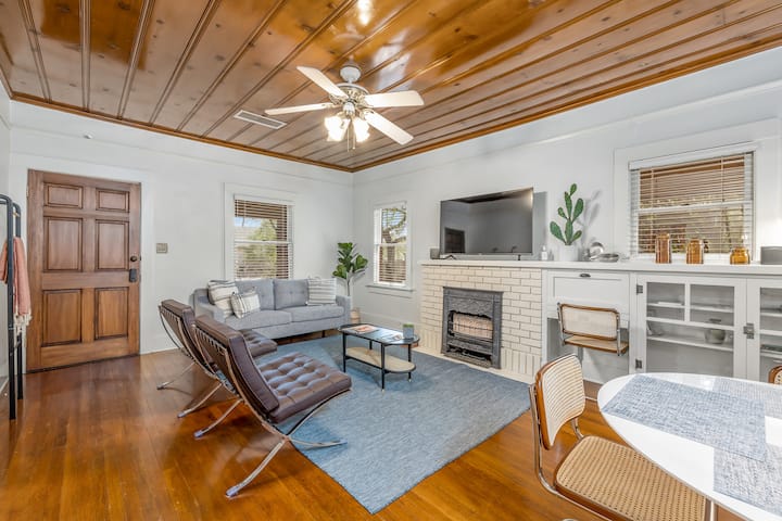 Cheerful 2-bedroom Bungalow In Downtown Tucson - Tucson, AZ
