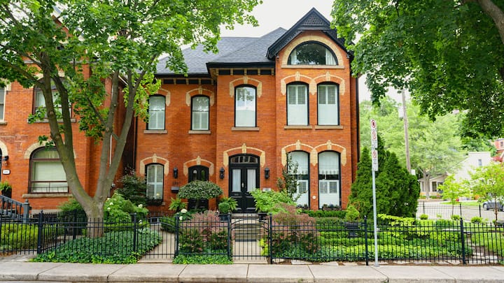 Cheerful And Cozy 2-bedroom Victorian Home - 해밀턴