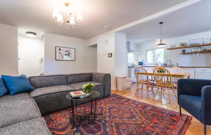 Cozy Dog-friendly House, Fenced Yard Near Downtown - Naperville