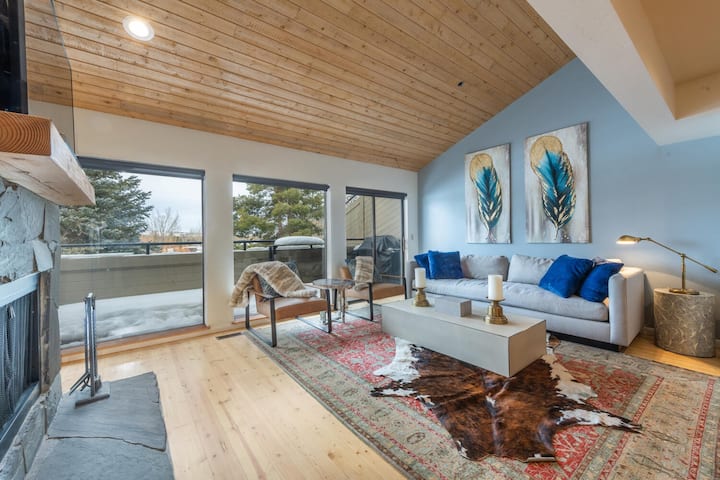 Pet Friendly Chic Townhome - Ski, Hike, Dine, Shop - Alta, UT