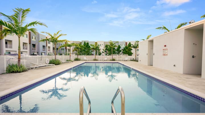 Magical 1br Apt Walk To Aventura Mall Family& Pool - Sunny Isles Beach, FL