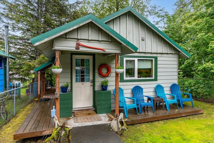 Salty Sam's Cozy Downtown Home - Seward, AK