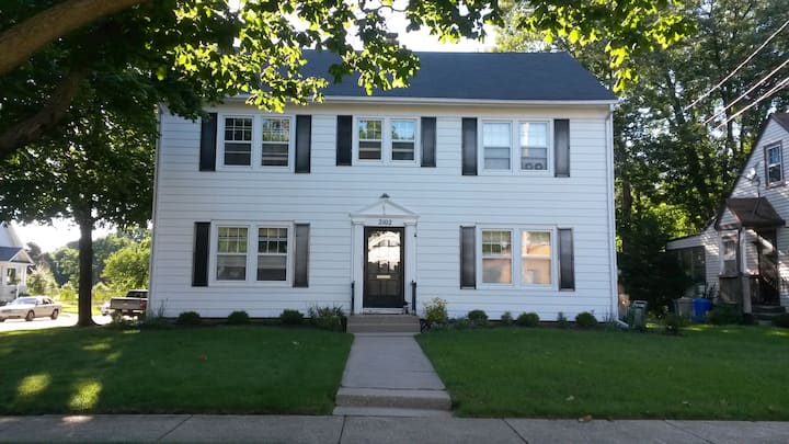 Lovely 2-bedroom Unit In Edgewater. - Rockford, IL