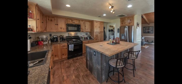 2.5 Acre Peaceful Private Master Suite - Lancaster, CA