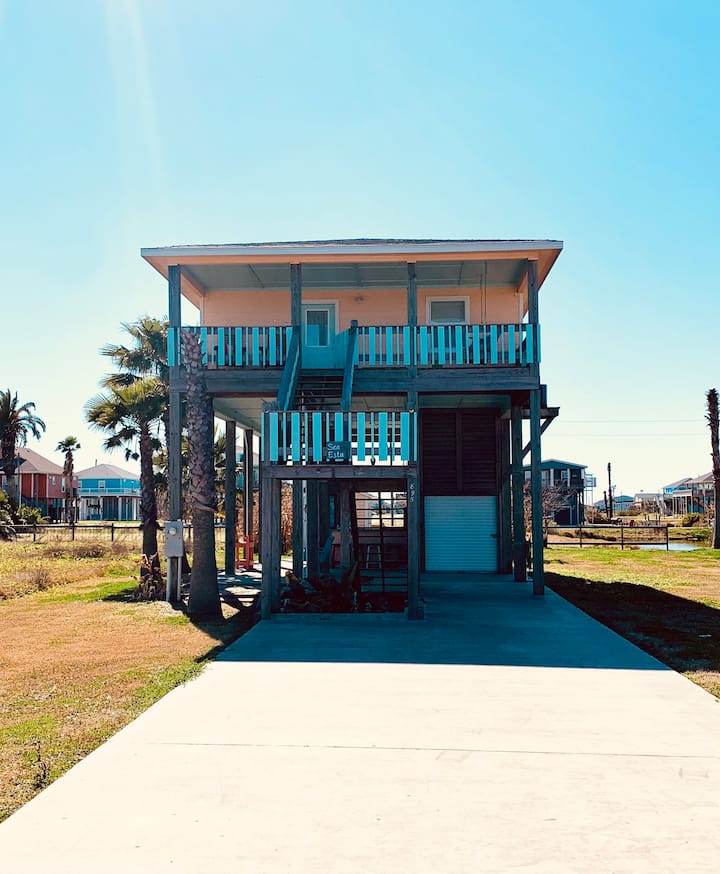 Seaesta Beach Cottage - Crystal Beach, TX