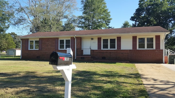 Entire 4-bedroom, A Huge Yard, Convenient Location - Huntsville, AL
