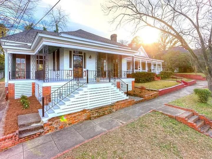19th Century 4-bedroom, Walk To Downtown! - Crescent Lake, Millbrook