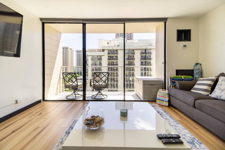 Salt & Silk: Rooftop Pool, Sauna, Walk To Beach - Honolulu, HI