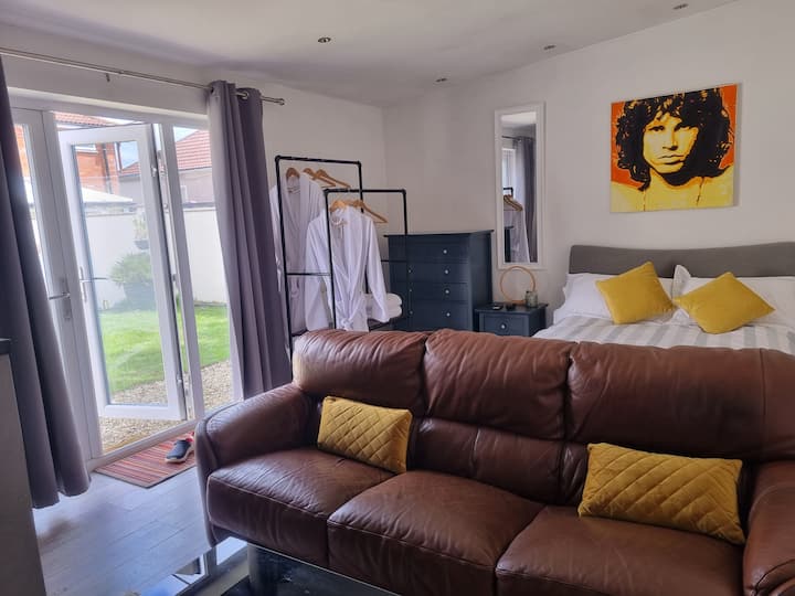Adorable 1 Bedroom Guest House + Hot Tub - Bristol