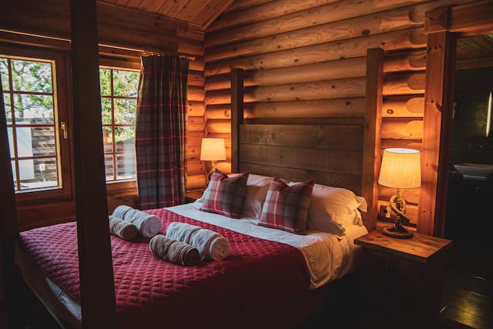 7 Best Log Cabins With Hot Tub Near Alnwick, UK | Trip101