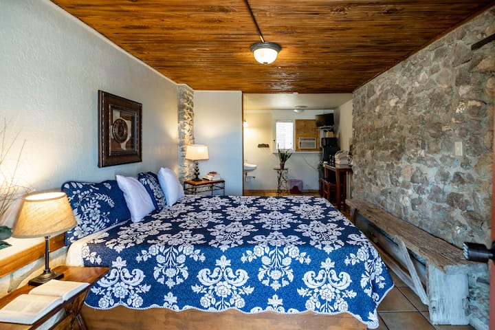 Texas Casita Inn Room At The Leakey Inn - Leakey, TX