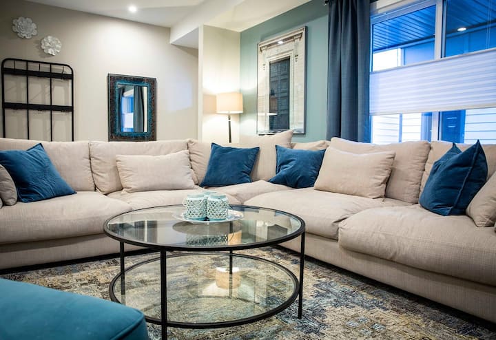 Modern, Stylish, Lg, Open-concept Suite With Patio - Calgary