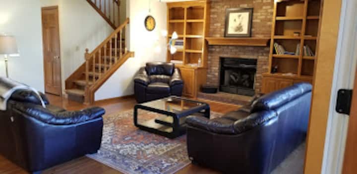 5 Bedroom 4 Bathroom Beauty - Bloomington