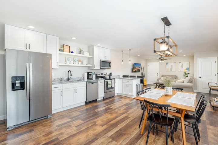 2 Kitchens • 3 Living Spaces • Perfect For Groups - Greensboro, NC