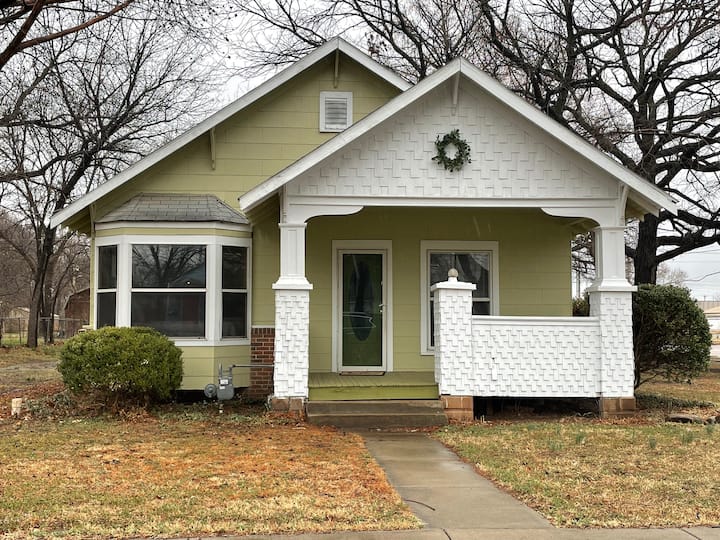 3 Bed, 2 Bath, Sleeps 9, Near Osu, 237 S Lowry - Stillwater, OK