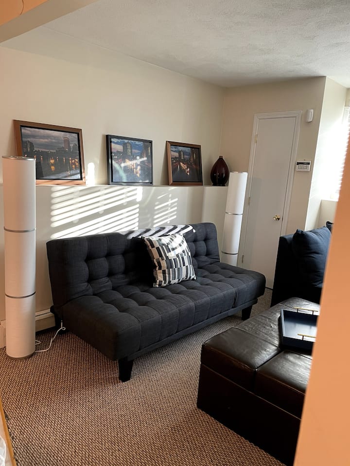 Lovely 2-bedroom Rental Unit W/ Free Parking - Cranston, RI