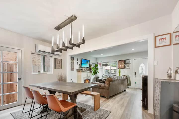 Charming 2 Bedroom Spanish Bungalow With Patio - Los Angeles, CA