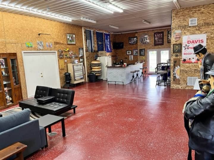 Spacious Barndominium! Newly Furnished For Fun. - Greenwood, IN