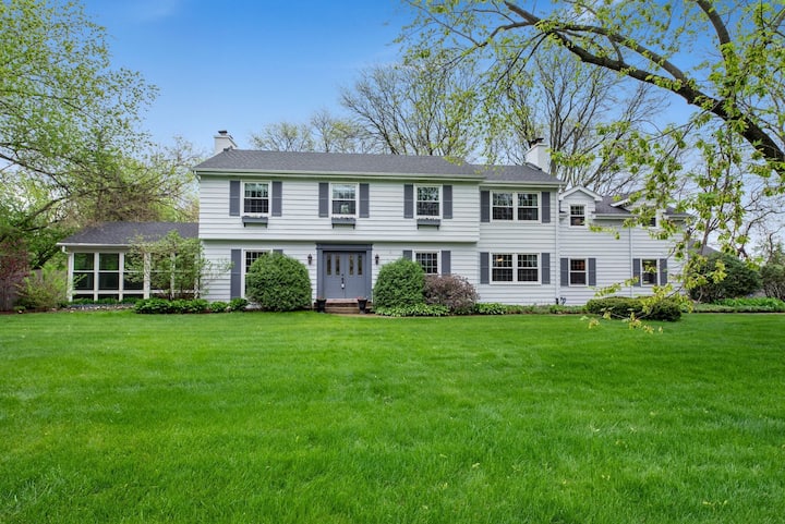 Luxury Home: Hot Tub (Open!), 4kings, Heated Pool - Downers Grove, IL