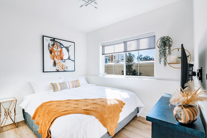 @Home! 2bd|2ba Full New Unit ♕ Kingsize Bed♕ - Tracy Aviary & Botanical Gardens