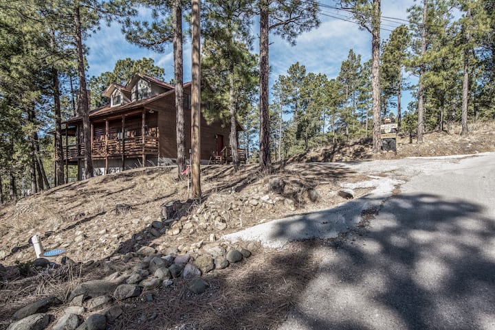 "Bearadise" - Stunning Upper Canyon, Priv Hot Tub - Ruidoso, NM