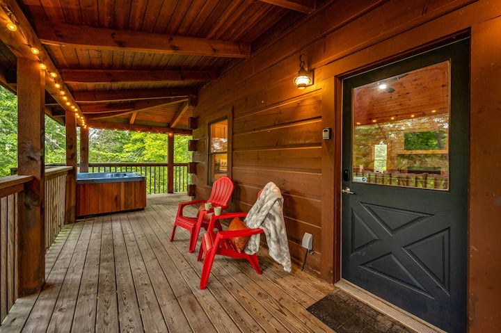 Chic 2br Cabin - Netflix, Hot Tub! - Sevierville, TN