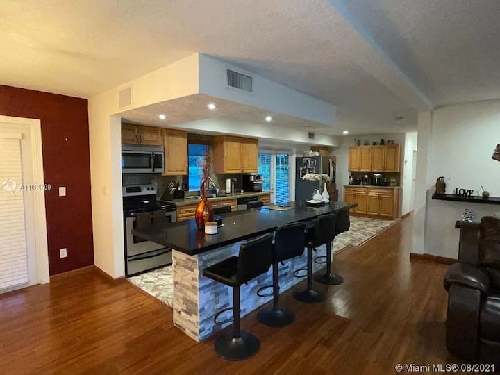 Private Bedroom W/lakeview/netflix/wi-fi - Tamarac, FL