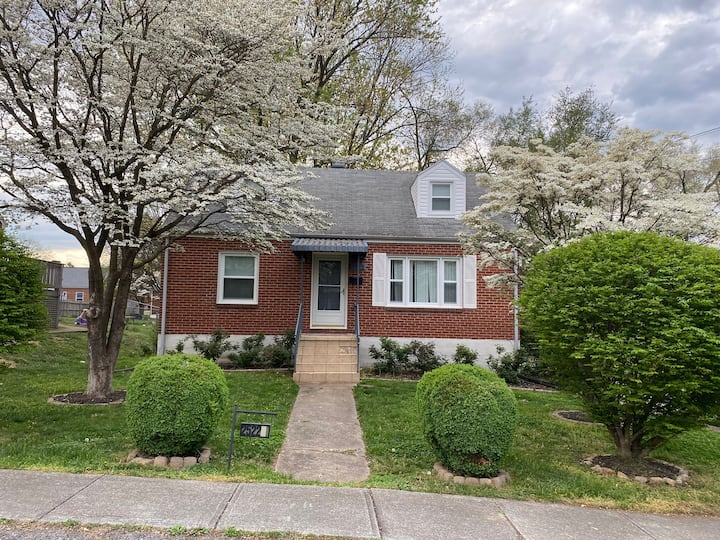 Pet Friendly Extended Stay Cape Cod House - Roanoke