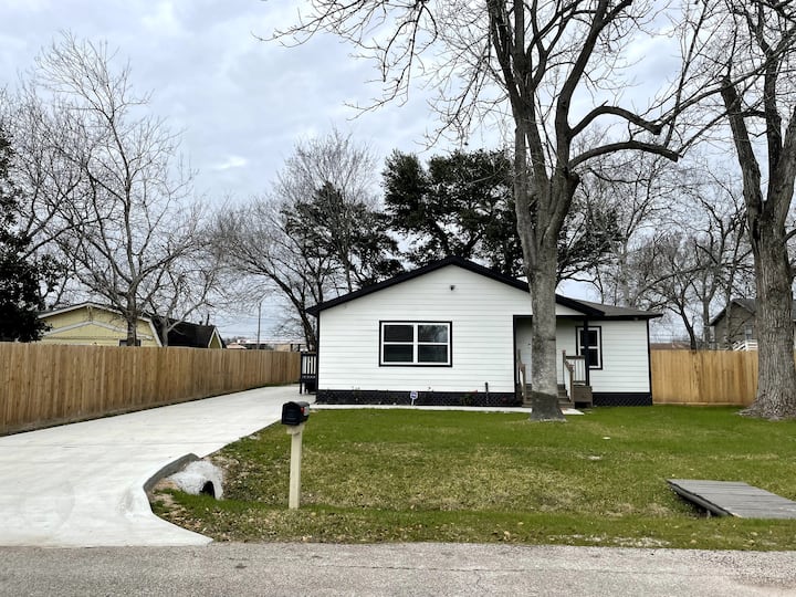 *Comfy 3-bedroom Residential Home W/ Free Parking* - Houston, TX