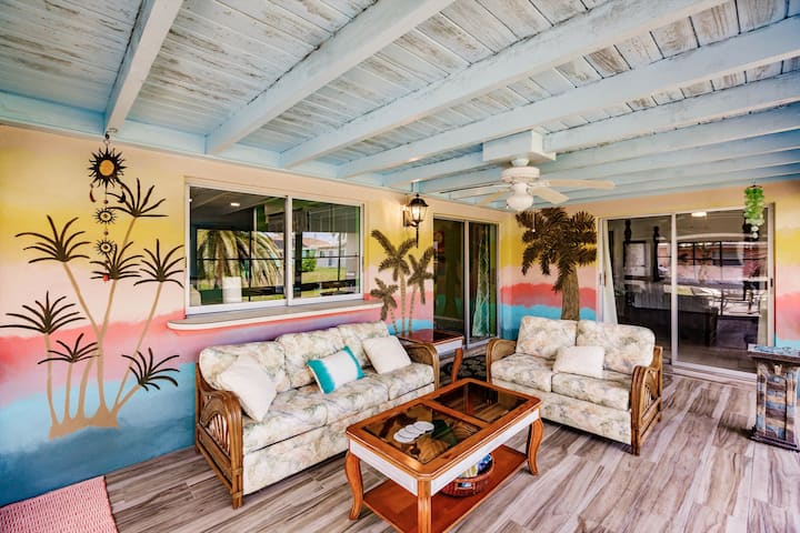 Spacious & Affordable | Kayaks, Bikes, Sleeps 10 - Cape Coral, FL