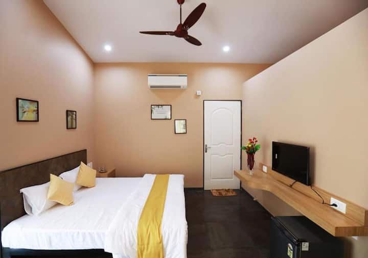 Family Room With Private Balcony - Dapoli