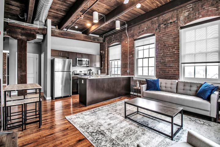 Luxury 2 Bedroom Loft Apartment W/ Free Parking - Buffalo, NY