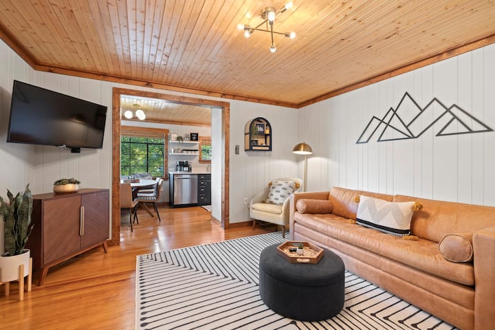 Cozy Gas Fireplace • Mountain Views • 3 King Beds - Black Mountain, NC