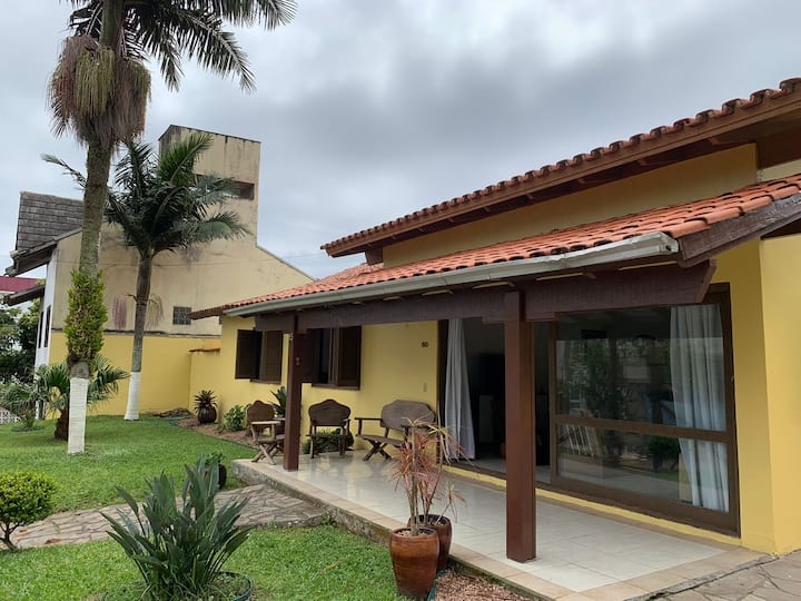 Casa Bem Localizada, Com Piscina E Quiosque ! - Torres