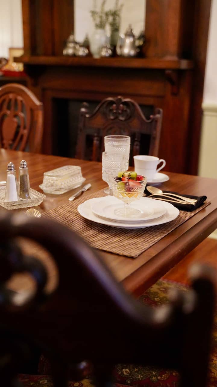 Large & Gorgeous Room In Downtown Blue Ridge B&b - Blue Ridge, GA