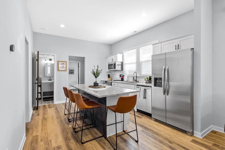 Mod Urban 2 Br With Fireplace And Private Backyard - リッチモンド, VA