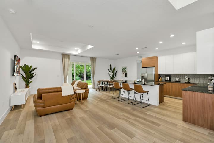 Tropical Oasis In Norh Port, Ready For You - North Port, FL