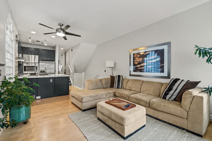 Inner-city Townhouse! Free Parking + Rooftop Patio - Calgary