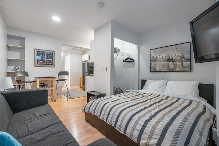 Inner-city Suite Near 17th Ave + Parking - Fort Calgary