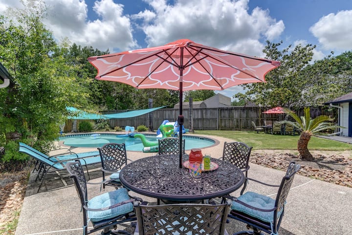 Giant Pool! Stylish Relaxing Home - Pearland, TX