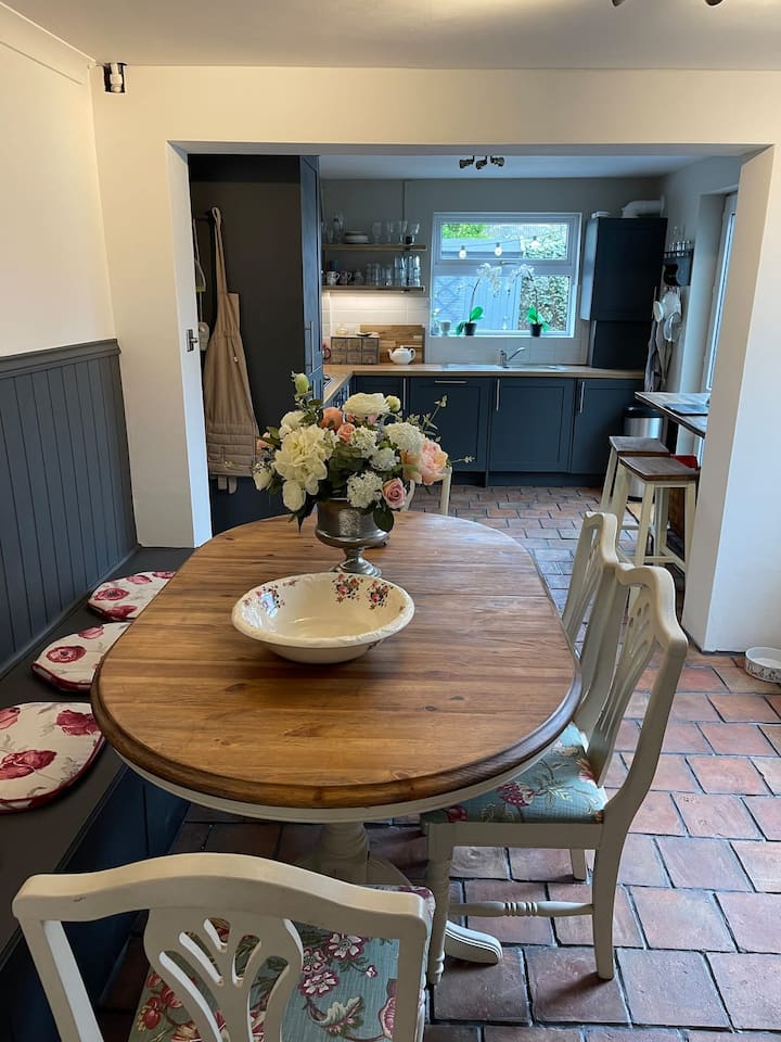 Honeycomb Cottage - Close To The Beach - Canterbury