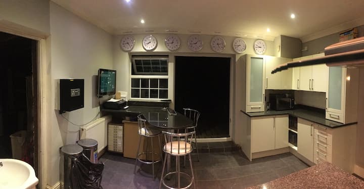 Room 1 Comfortable Triple Ensuite - Crawley