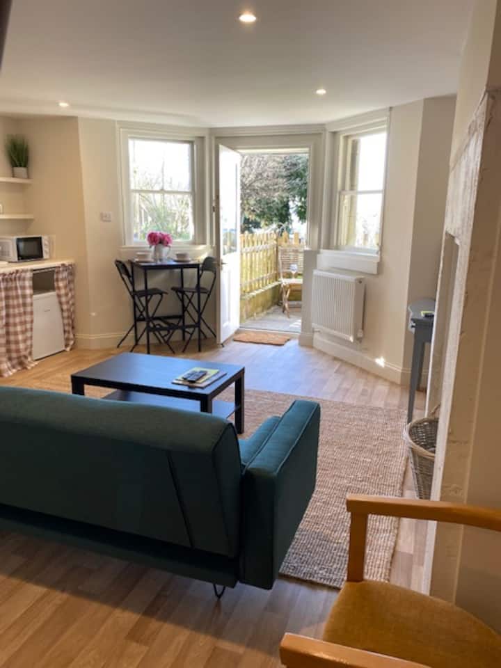 A Beautiful And Spacious Garden Suite… - Bath