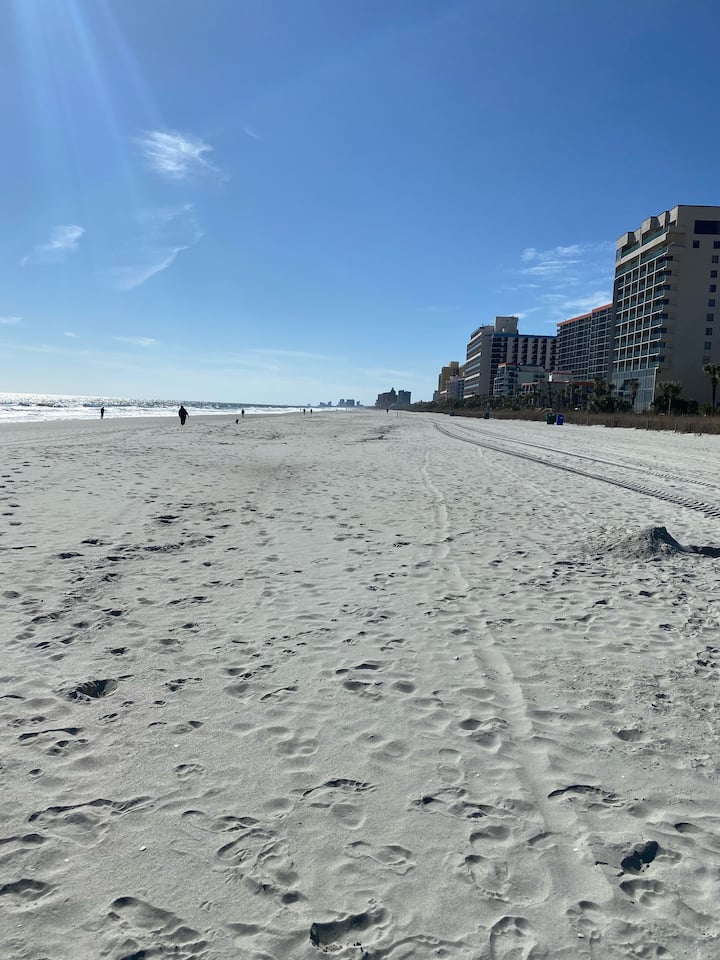 2 Bedroom Condo With Pool And Steps From The Ocean - Myrtle Beach, SC