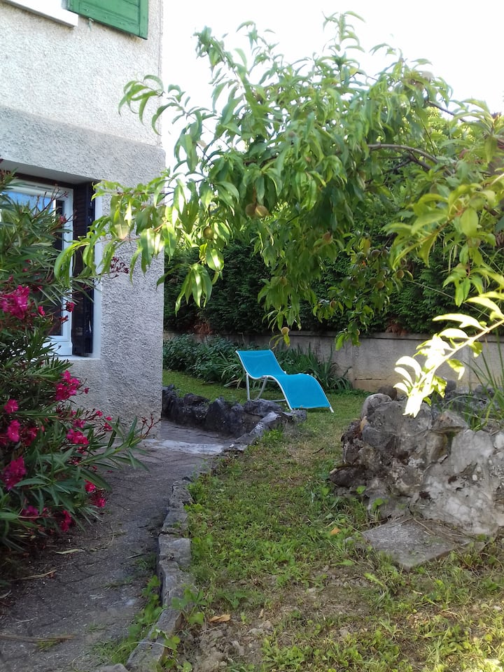 Rdc De 30m² Avec 2 Chambres, Terrasse Et Jardin - La Féclaz